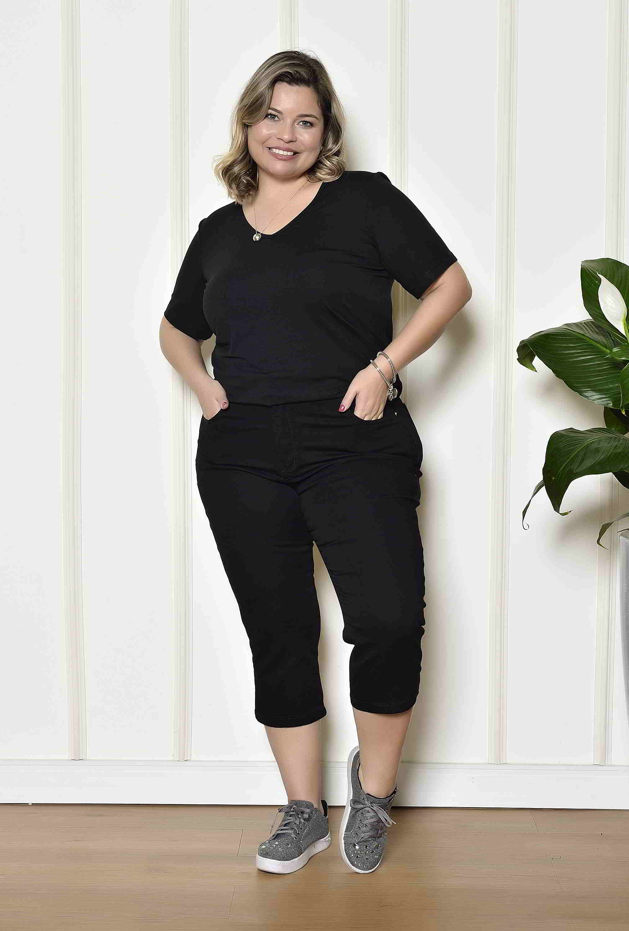 Calça Capri Plus Size em Sarja Preta: Versatilidade e Estilo para ...